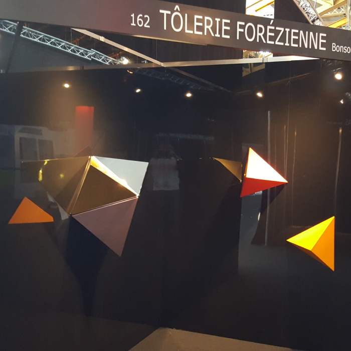 Pyramide Murale en Inox Poli Miroir 3D